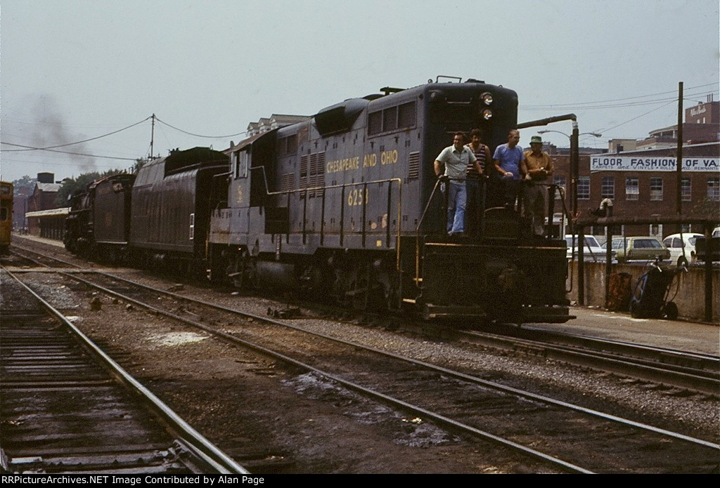 C&O GP9 6258 rolls SR 610 back to her train for the return trip to Alexandria